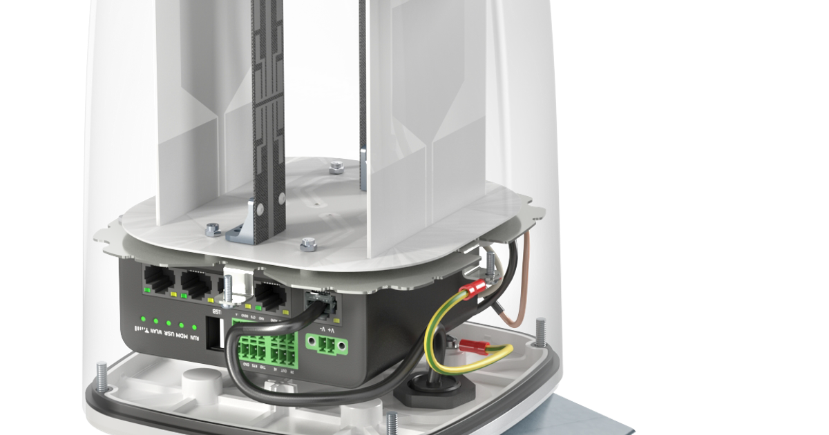 QuSpot for Robustel R1520 - an LTE antenna with IP67 enclosure